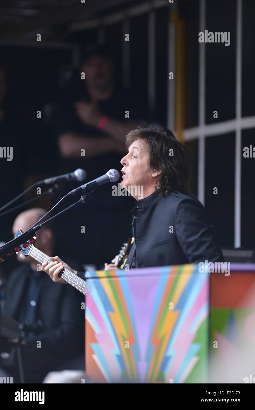 Paul McCartney does a popup concert in Times Sqaure Featuring: Paul ...