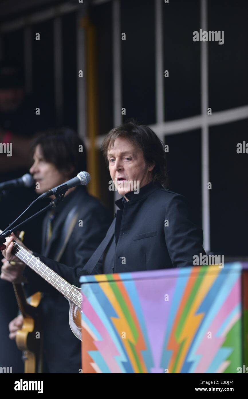 Paul McCartney does a popup concert in Times Sqaure Featuring: Paul ...