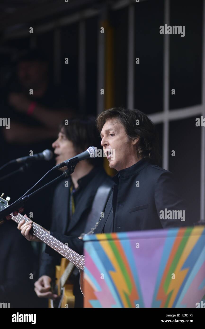 Paul McCartney does a popup concert in Times Sqaure Featuring: Paul ...