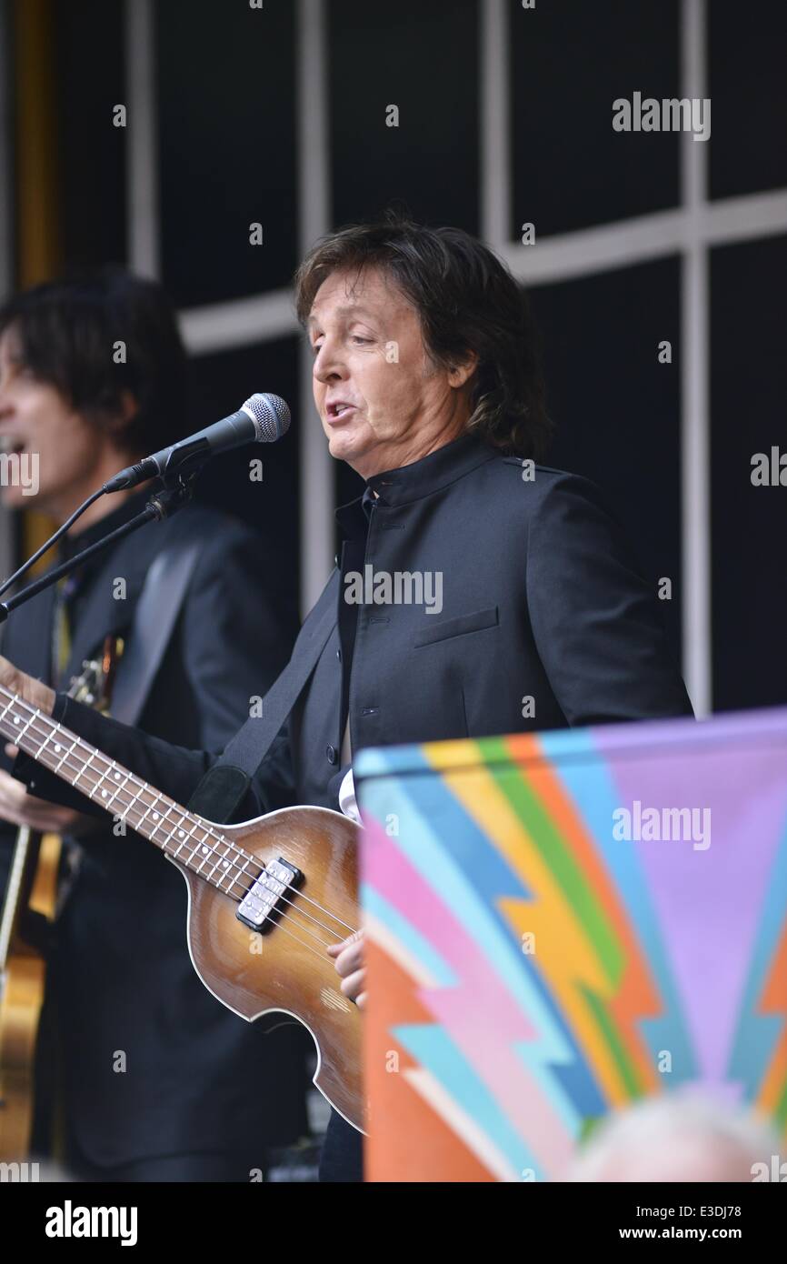 Paul McCartney does a popup concert in Times Sqaure Featuring: Paul ...