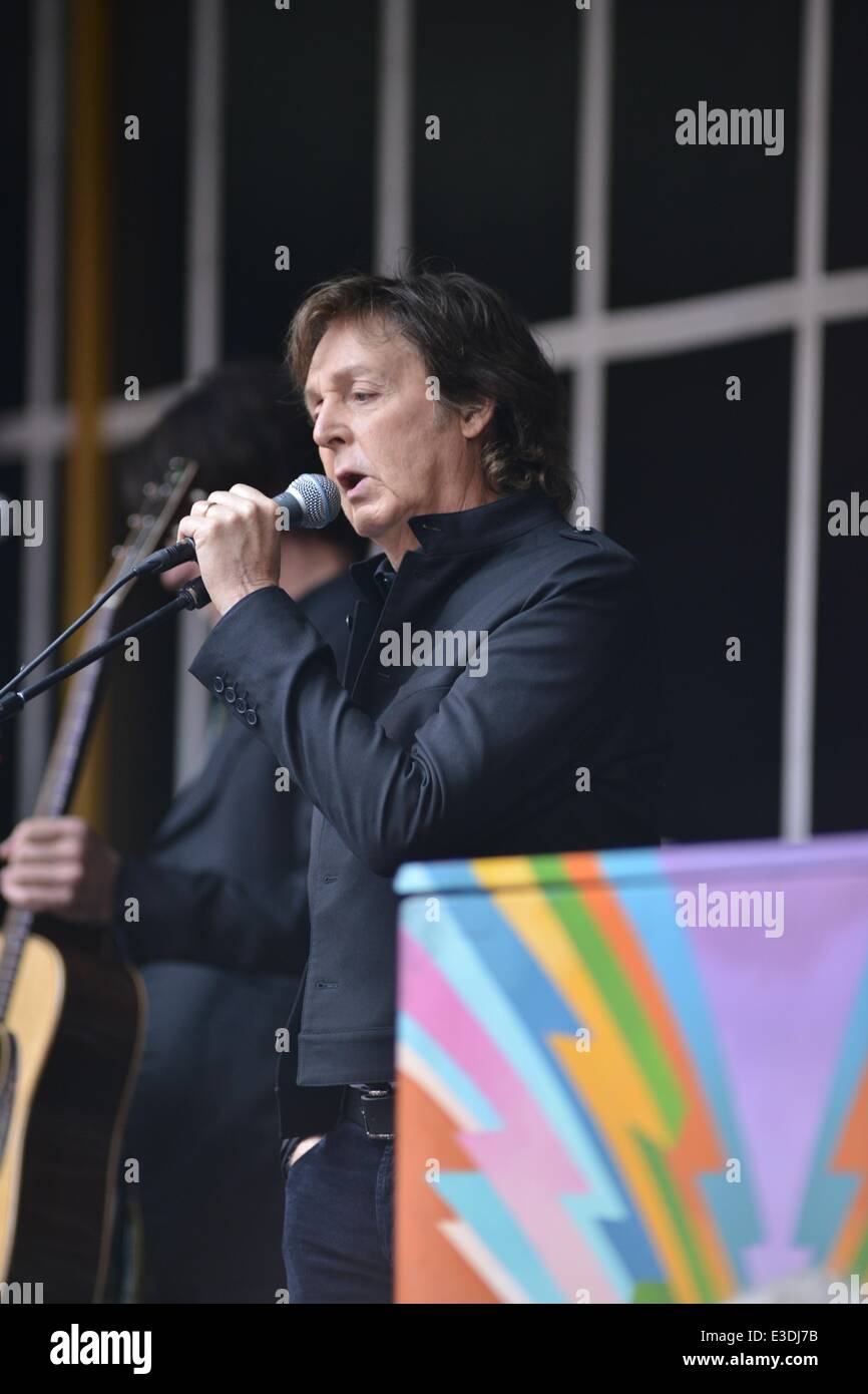 Paul McCartney does a popup concert in Times Sqaure Featuring: Paul ...