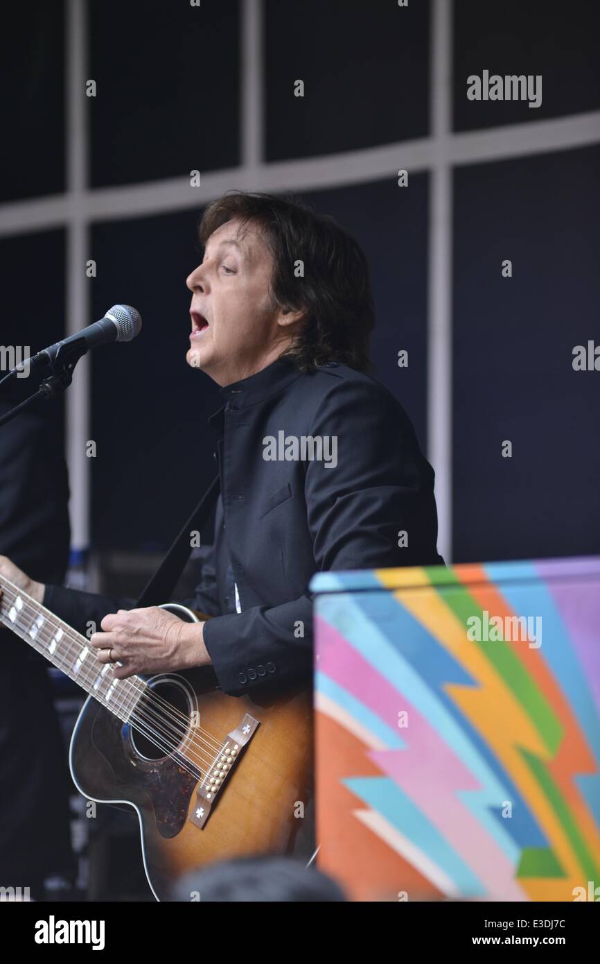 Paul McCartney does a popup concert in Times Sqaure Featuring: Paul ...