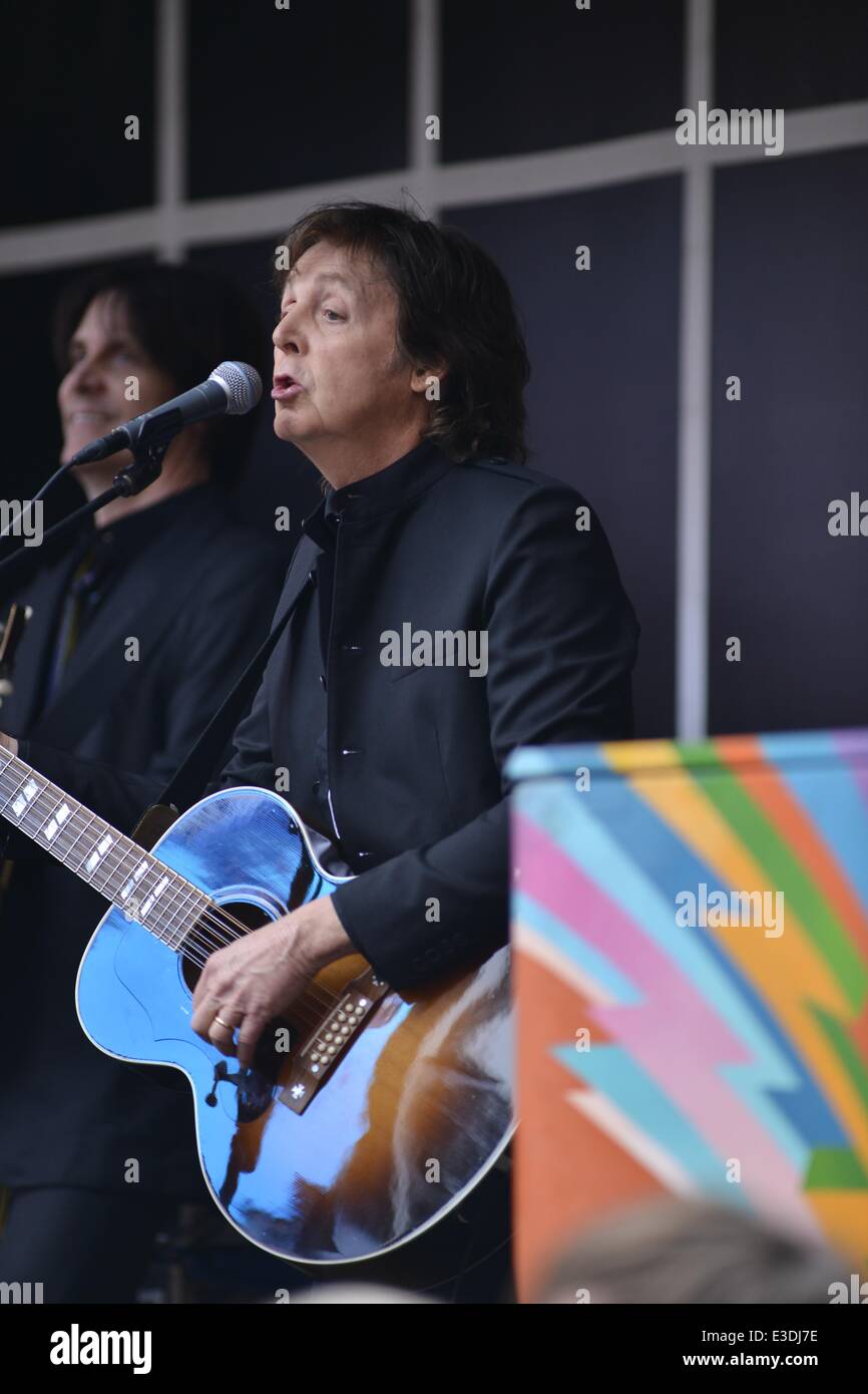 Paul McCartney does a popup concert in Times Sqaure Featuring: Paul ...