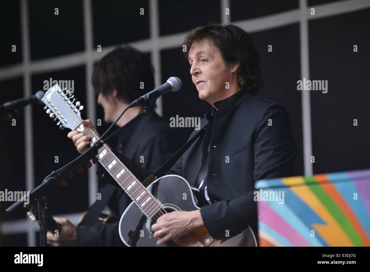 Paul McCartney does a popup concert in Times Sqaure Featuring: Paul ...