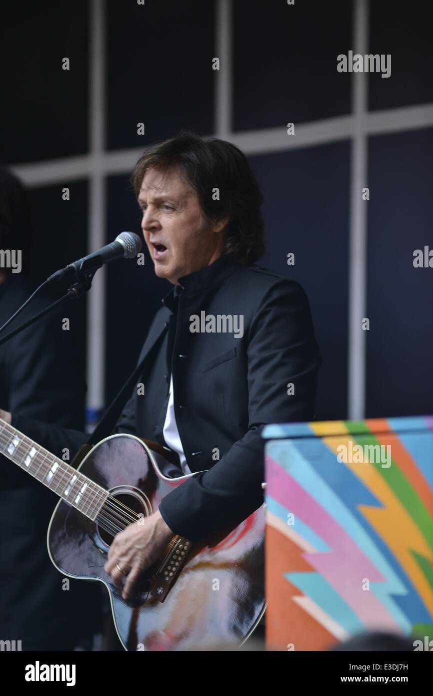 Paul McCartney does a popup concert in Times Sqaure Featuring: Paul ...