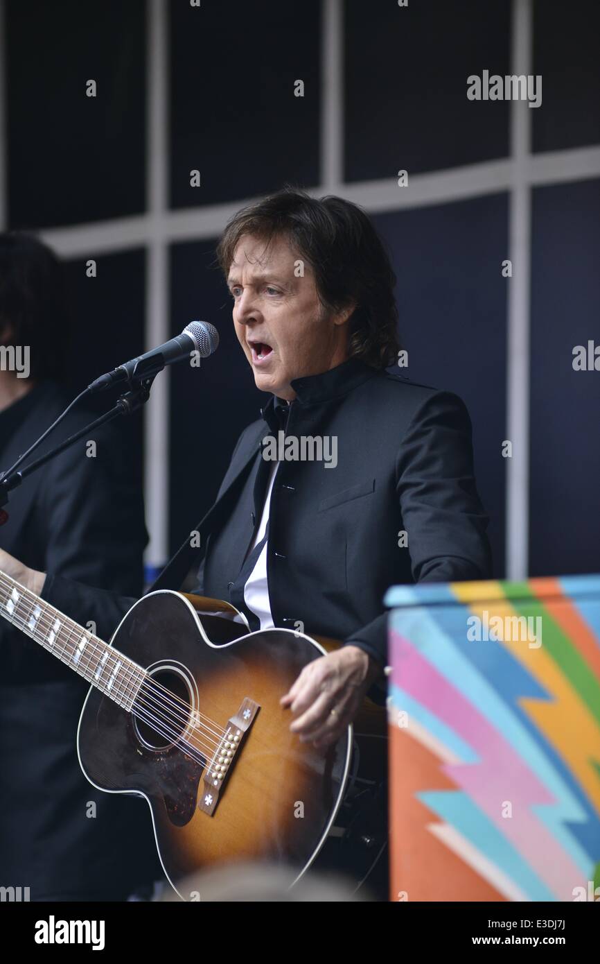 Paul McCartney does a popup concert in Times Sqaure Featuring: Paul ...