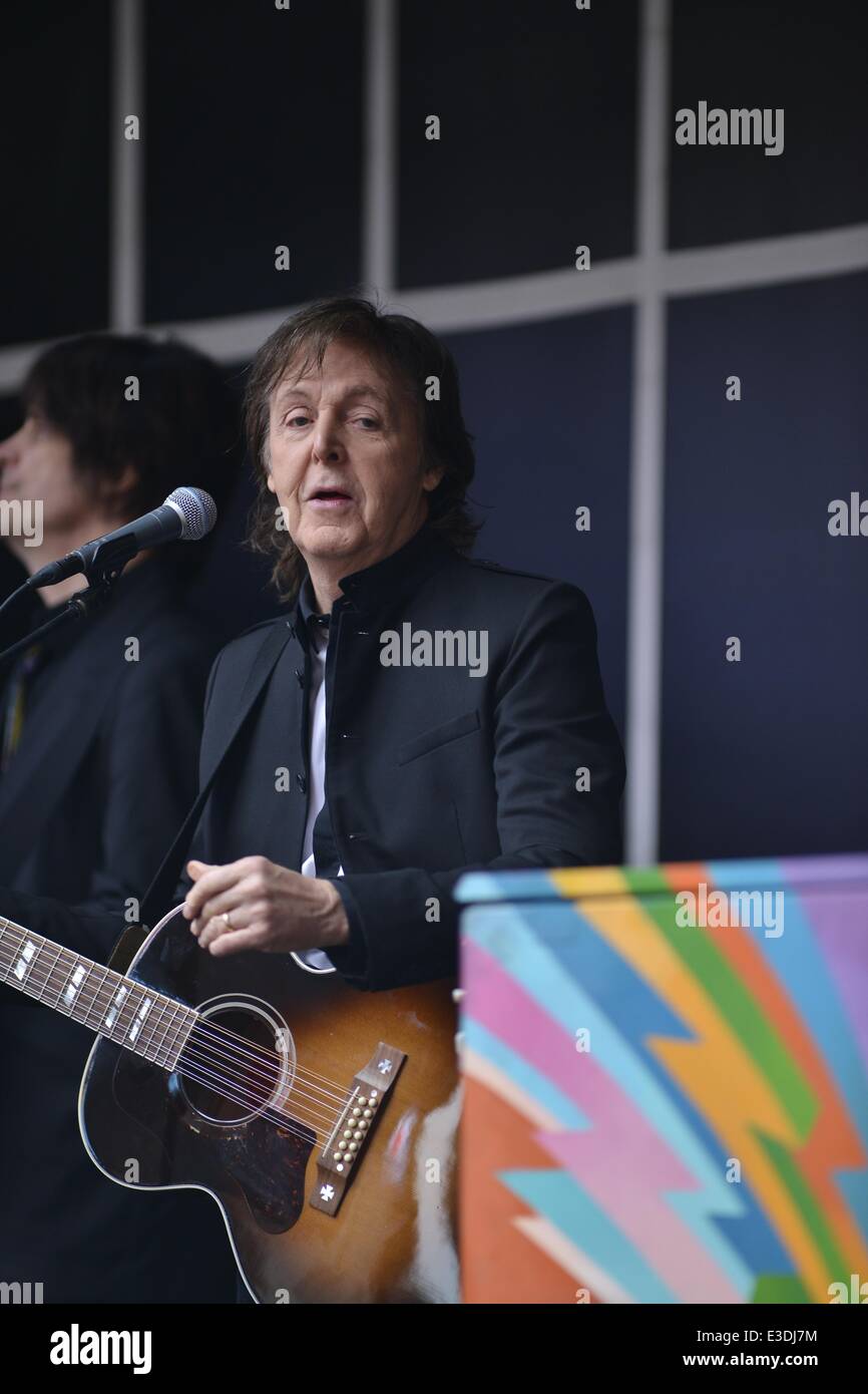 Paul McCartney does a popup concert in Times Sqaure Featuring: Paul ...