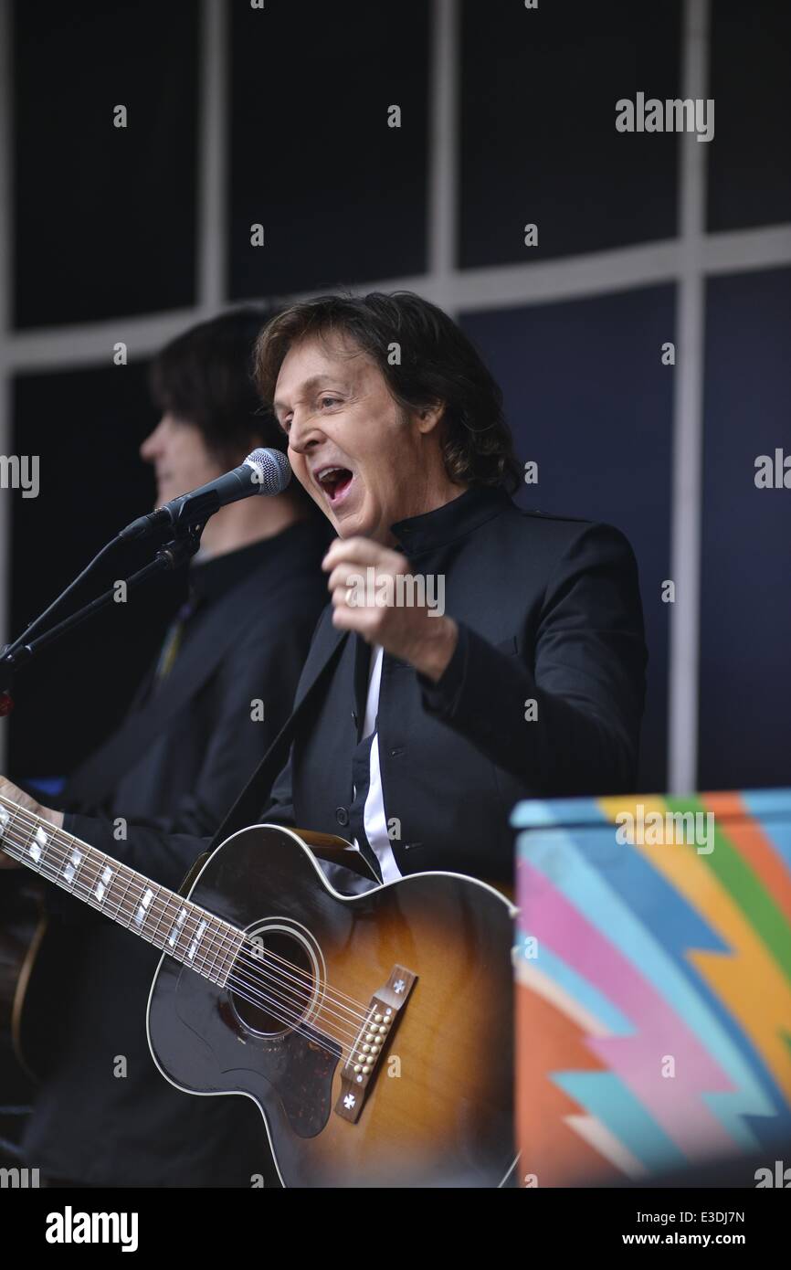 Paul McCartney does a popup concert in Times Sqaure Featuring: Paul ...