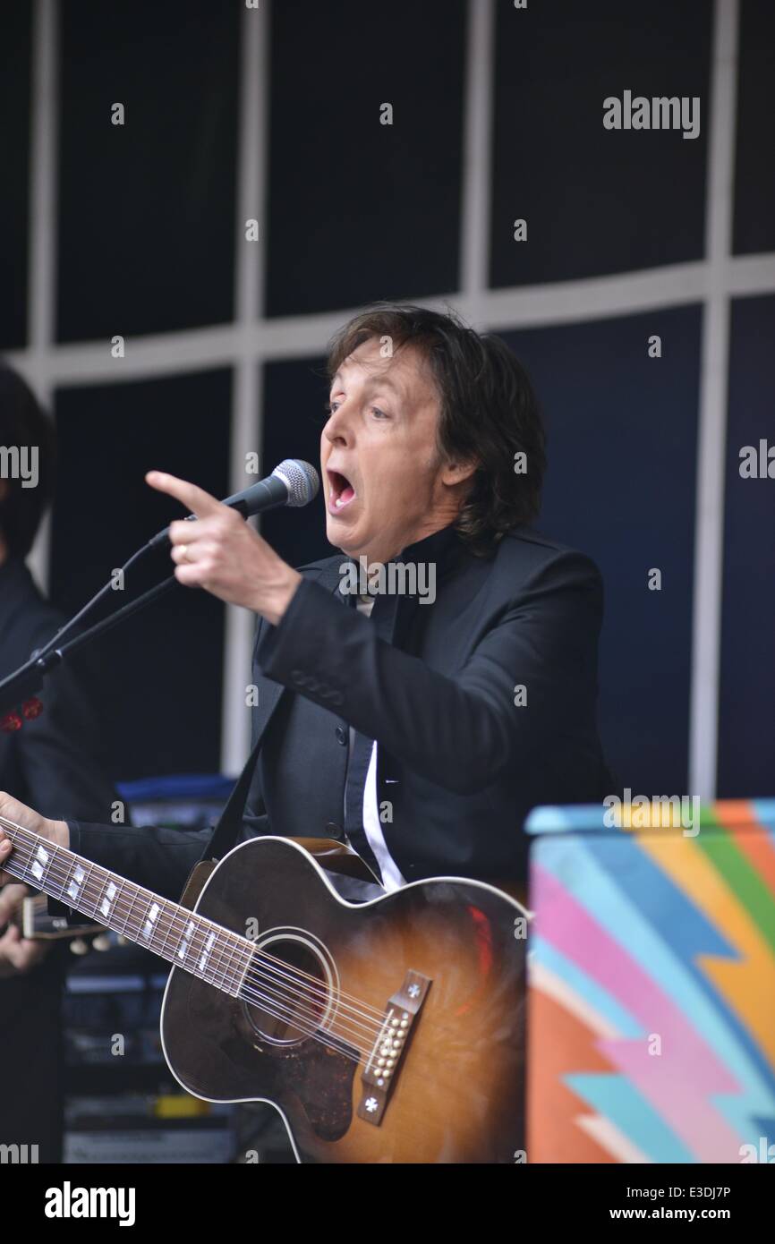 Paul McCartney does a popup concert in Times Sqaure Featuring: Paul ...