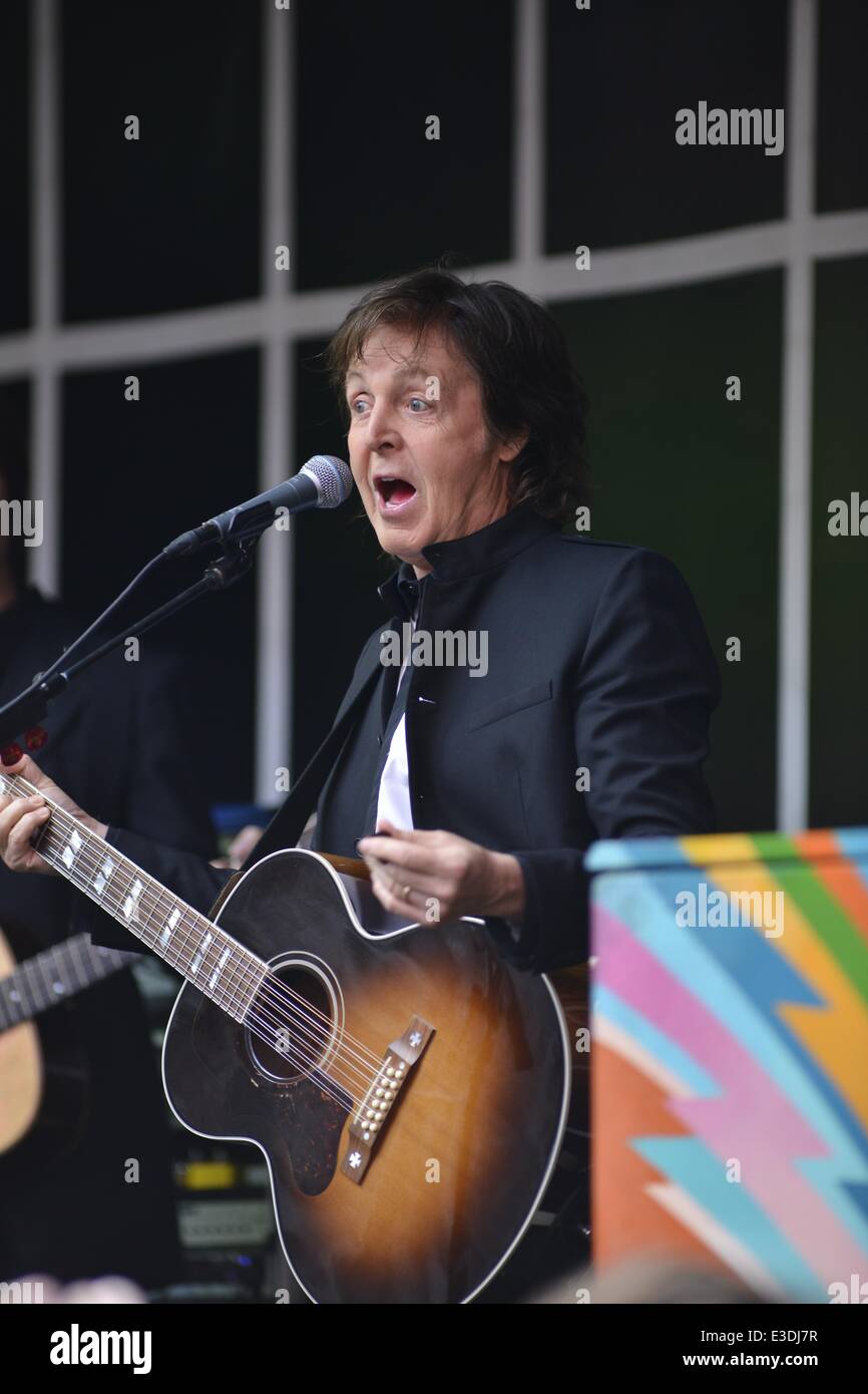 Paul McCartney does a popup concert in Times Sqaure Featuring: Paul ...