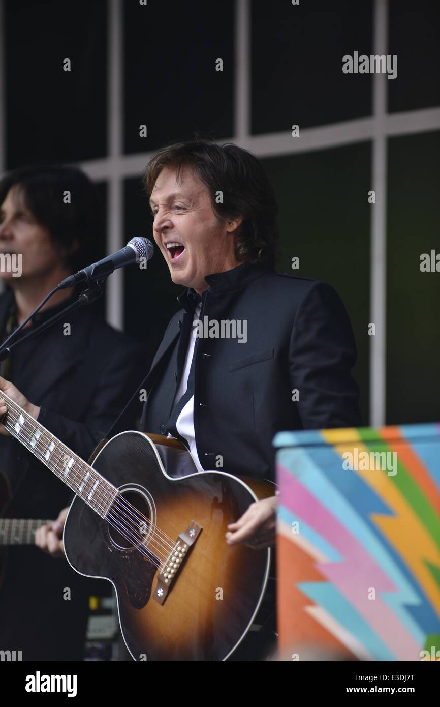 Paul McCartney does a popup concert in Times Sqaure Featuring: Paul ...