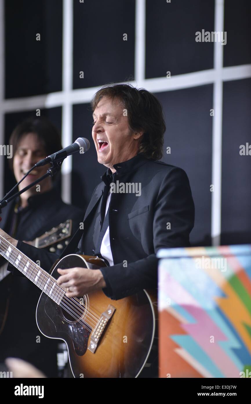Paul McCartney does a popup concert in Times Sqaure Featuring: Paul ...