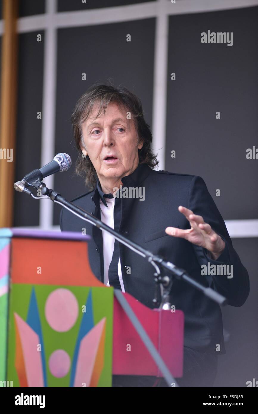 Paul McCartney does a popup concert in Times Sqaure Featuring: Paul ...
