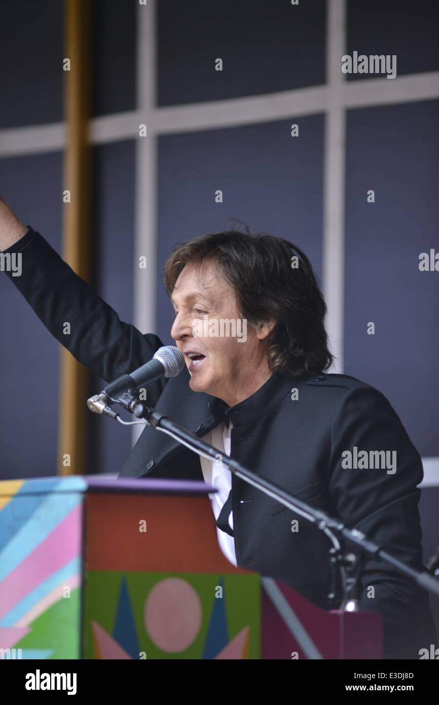 Paul McCartney does a popup concert in Times Sqaure Featuring: Paul ...