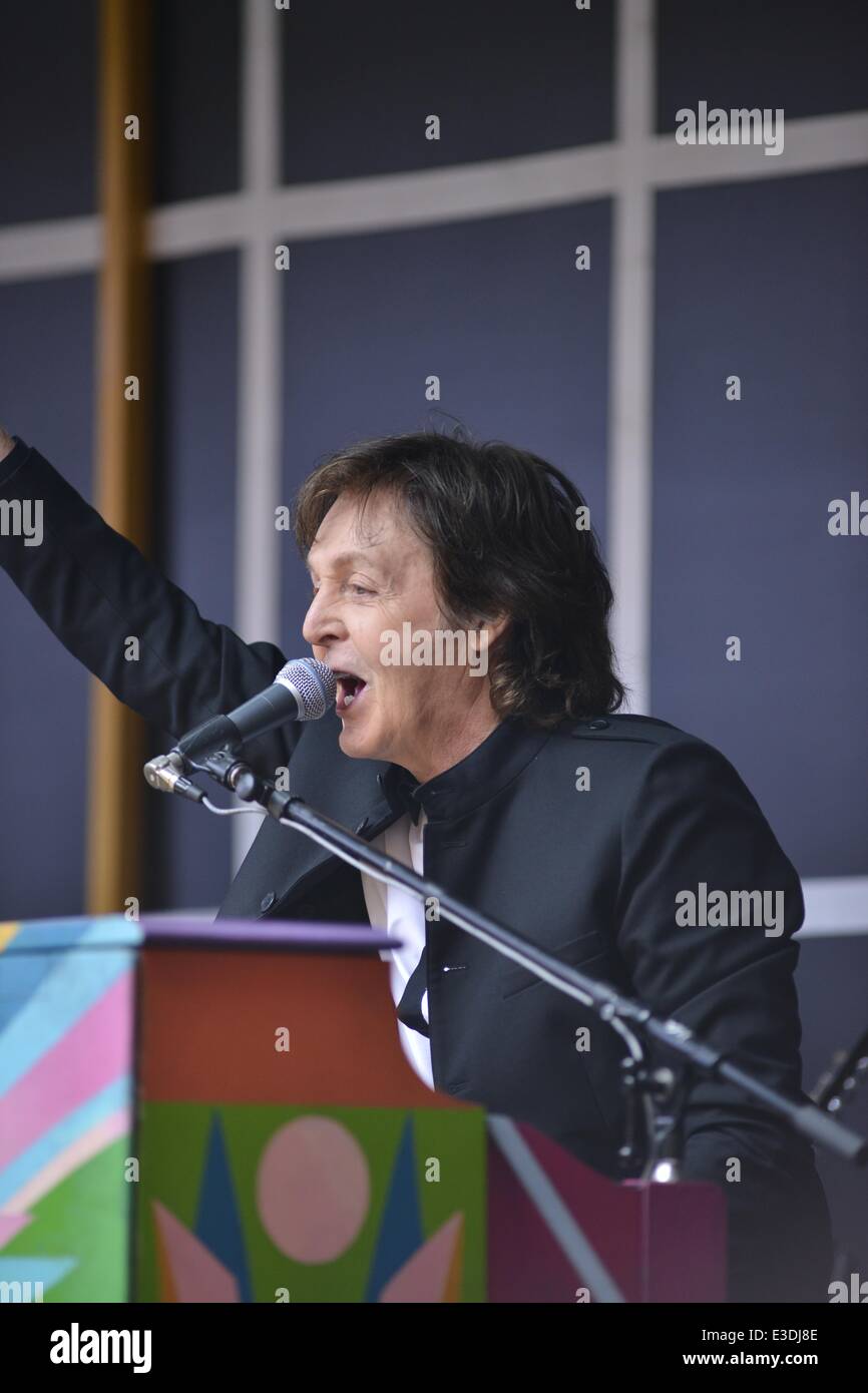 Paul McCartney does a popup concert in Times Sqaure Featuring: Paul ...