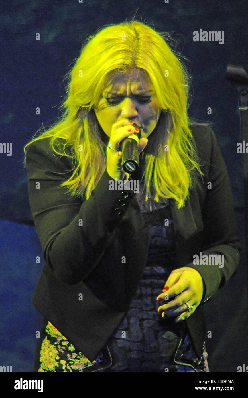 Kelly Clarkson performs during the People Like Us Fair Trade concert at ...