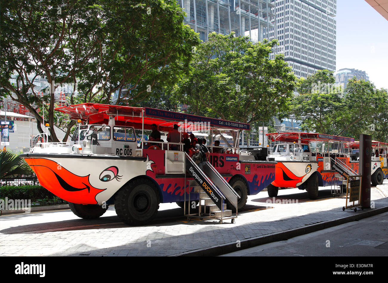 ORIGINAL SINGAPORE DUCK TOURS AWAITING PASSENGERS FOR LAND AND SEA ...