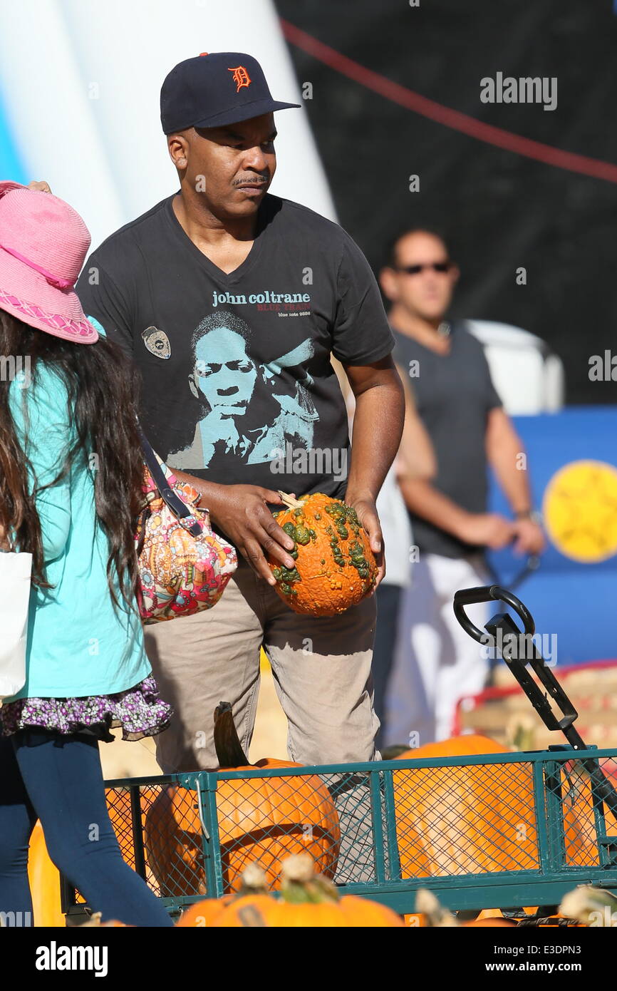 David Alan Grier takes his daughter to Mr. Bones Pumpkin Patch in West ...