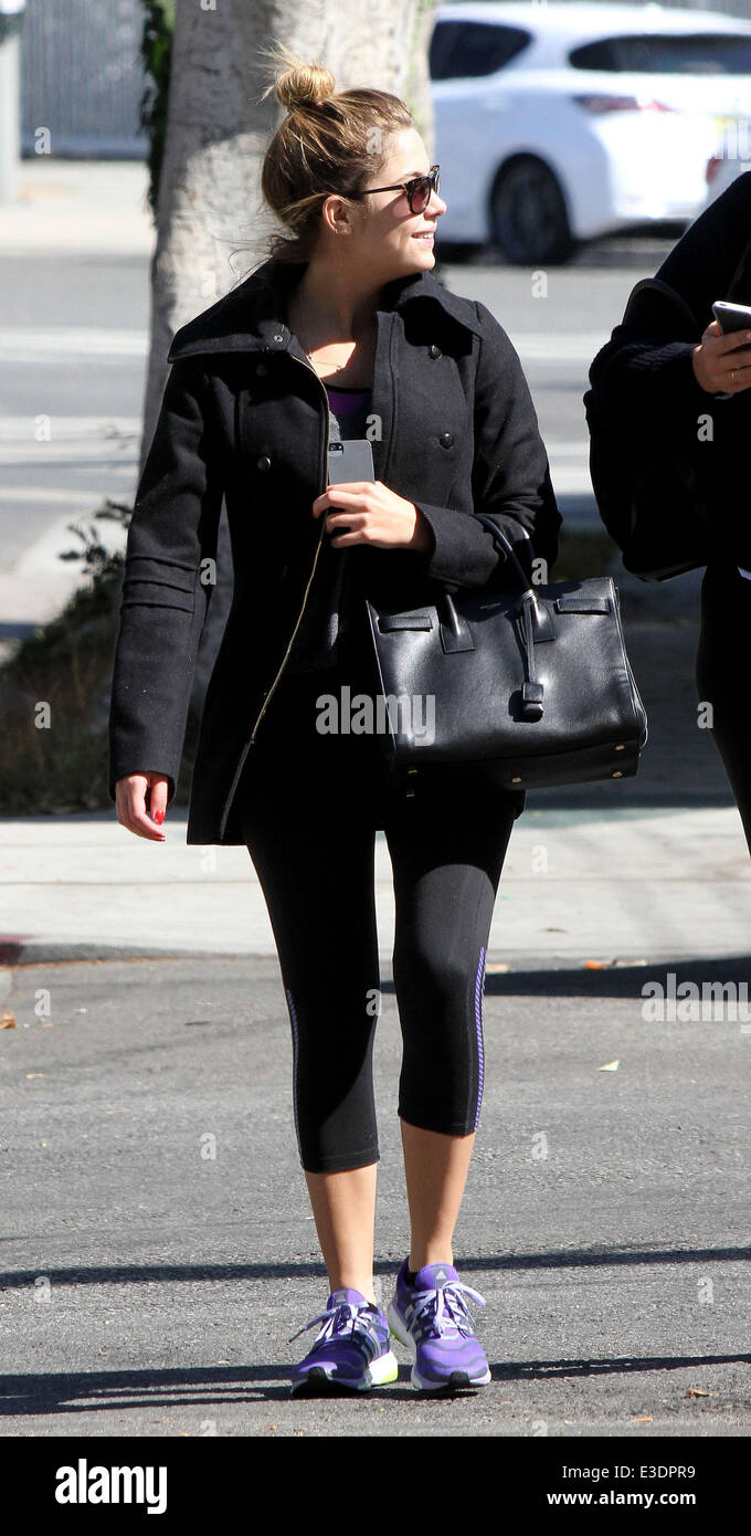 Messy bun hair winter hi-res stock photography and images - Alamy
