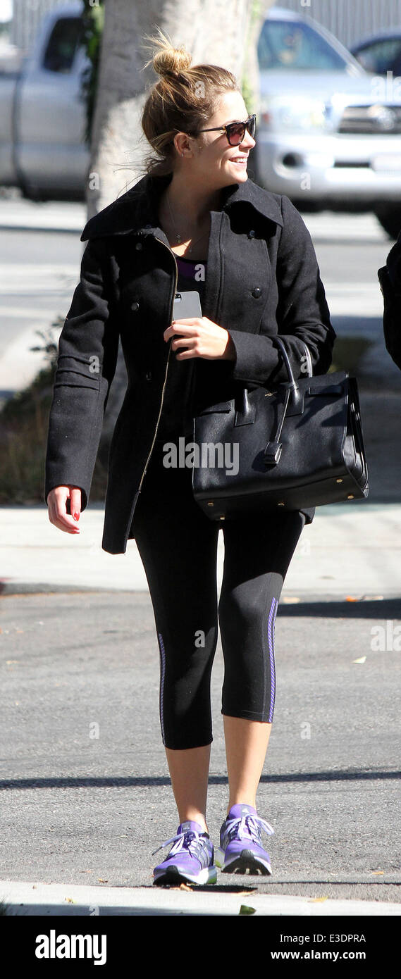 Messy bun hair winter hi-res stock photography and images - Alamy