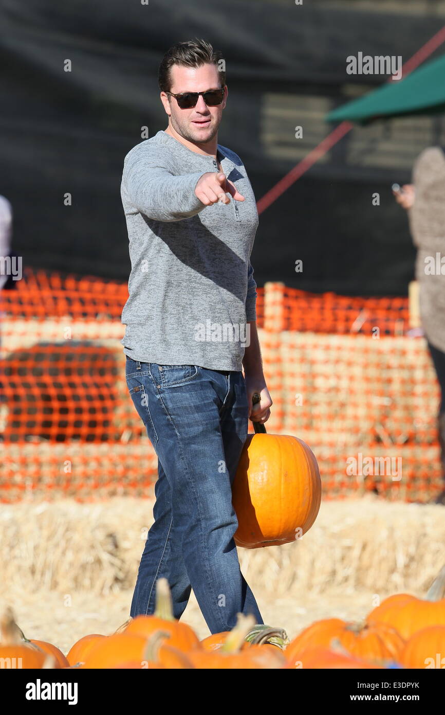 Doug Reinhardt takes his new girlfriend to Mr Bones Pumpkin Patch in ...