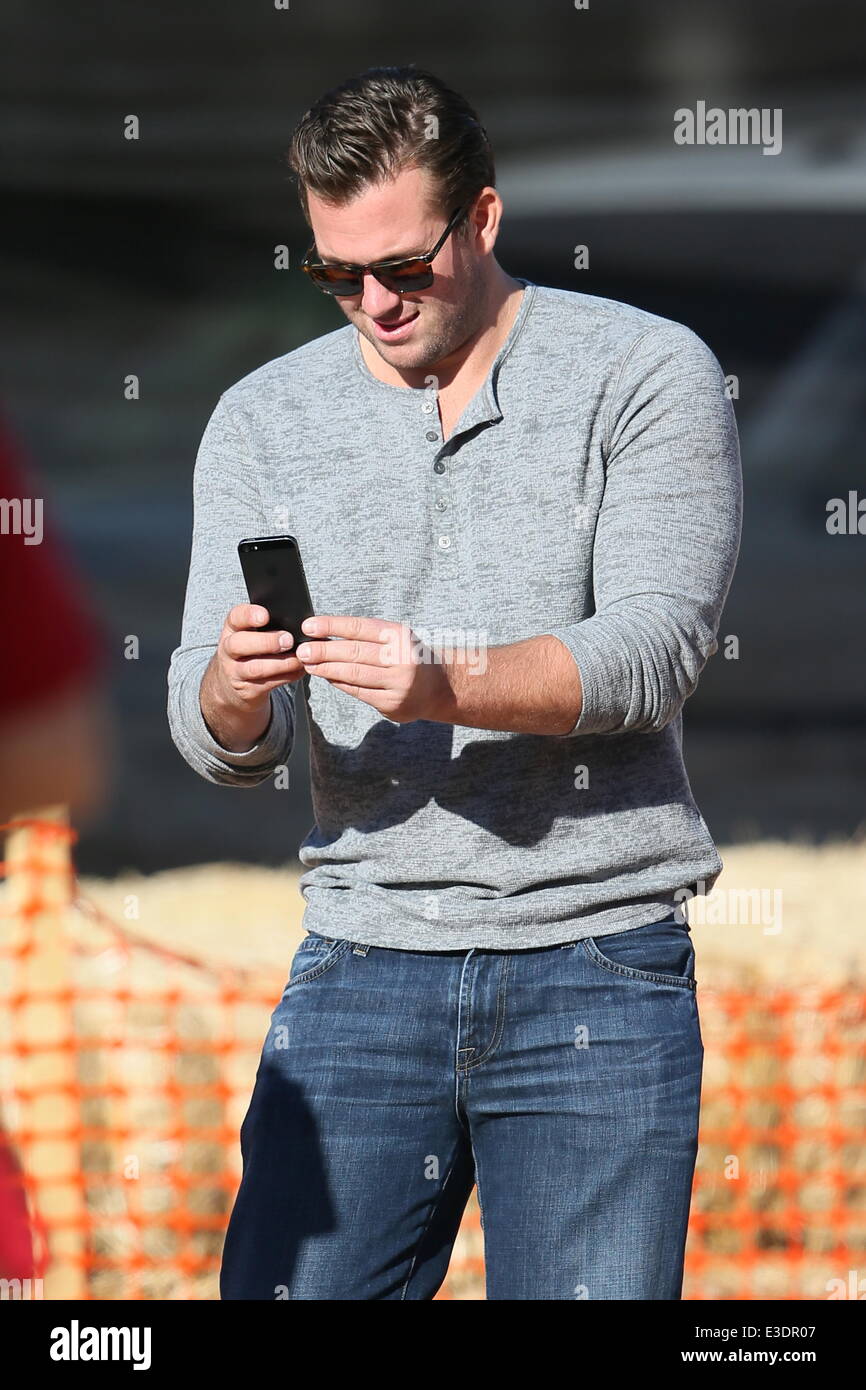 Doug Reinhardt takes his new girlfriend to Mr Bones Pumpkin Patch in ...