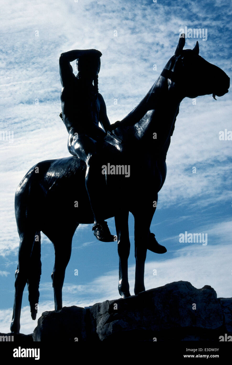 American indian on horse statue hi-res stock photography and images - Alamy
