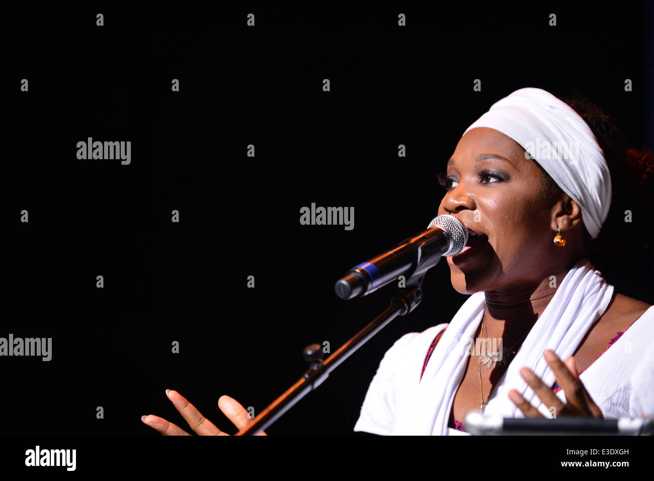 Singer india arie hi-res stock photography and images - Alamy