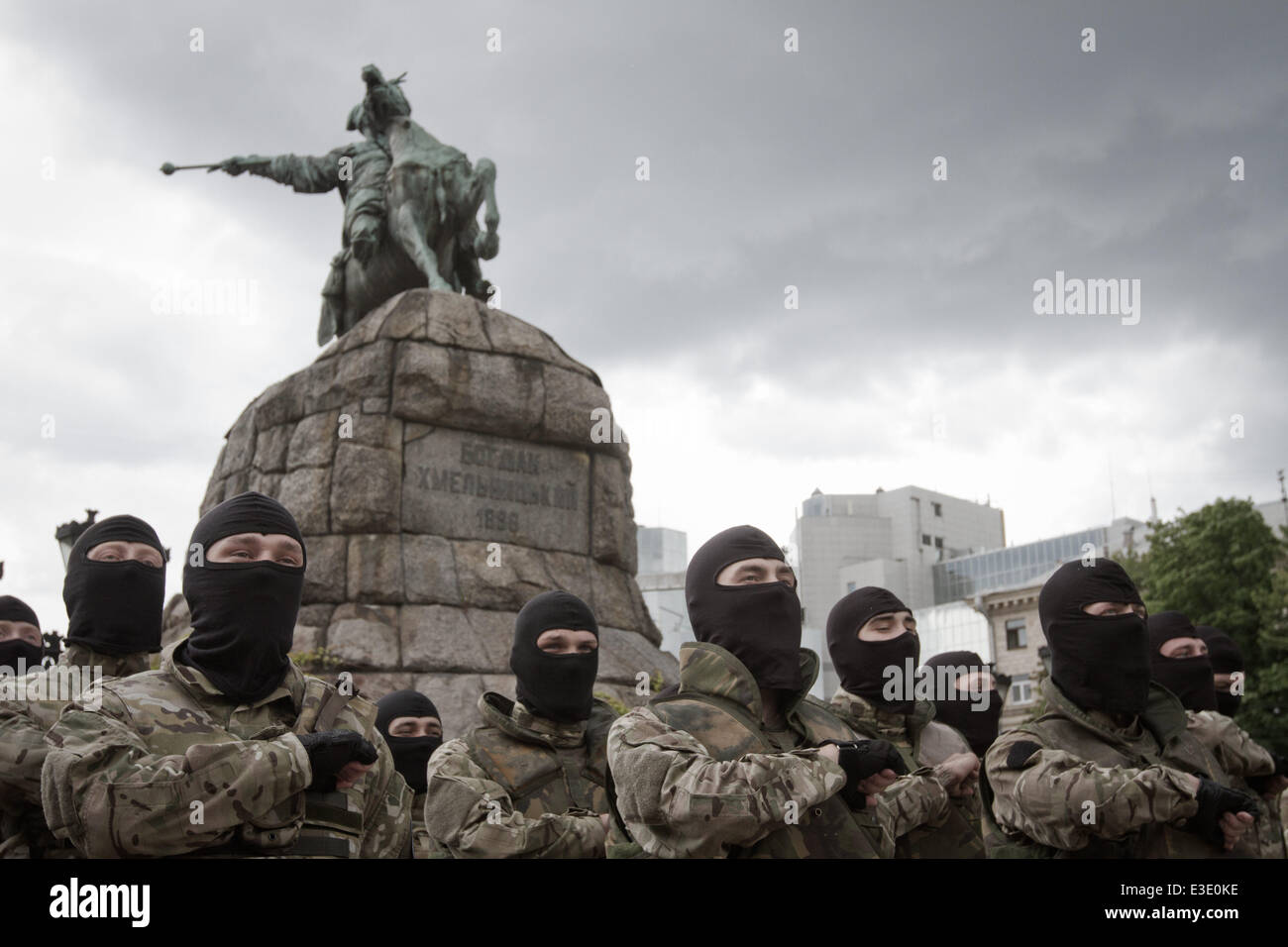 Russian invasion crimea 2014 soldier hi-res stock photography and ...