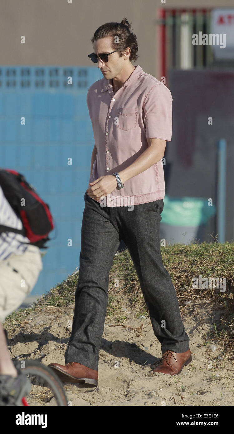 Jake Gyllenhaal looking slim as he filmed a scene on Venice Beach for ...