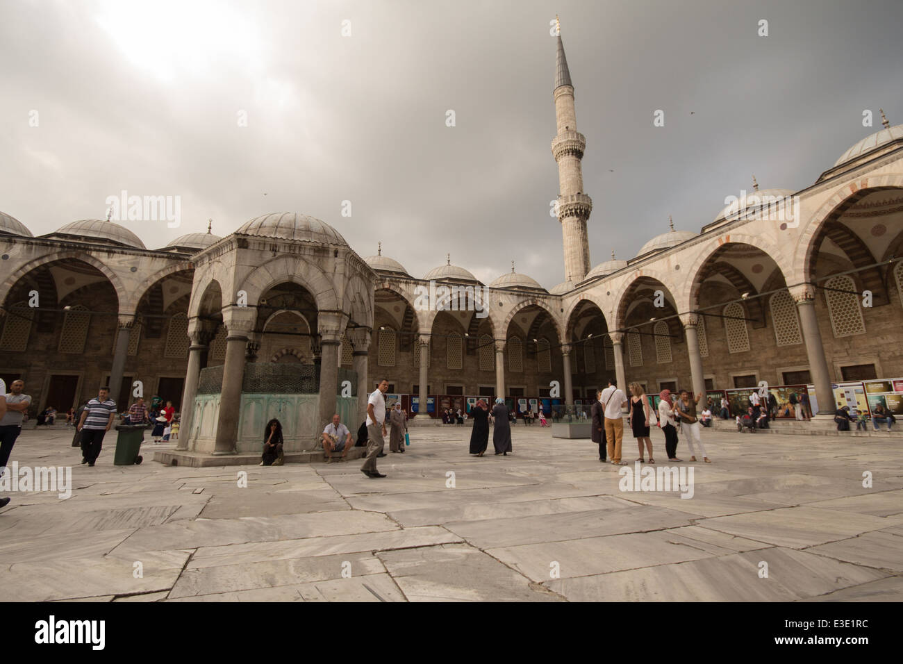 The courtyard of the Blue Mosque, Istanbul Turkey Stock Photo - Alamy