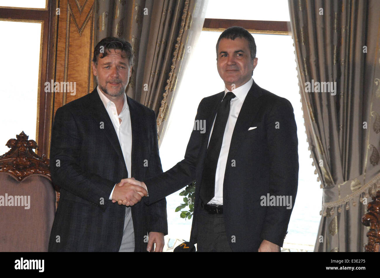 Russell Crowe shakes hands with Turkish Culture and Tourism Minister ...