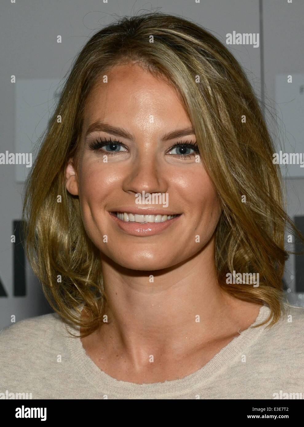 Vogue Williams McFadden & sister Amber Williams pose wearing Positive ...