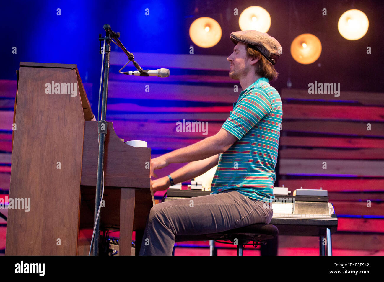 Zach gill of the jack johnson band hi-res stock photography and images ...