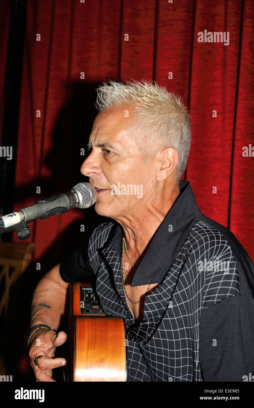Flamenco guitarist Fernando Gomez performing at Restaurant Embrujo ...
