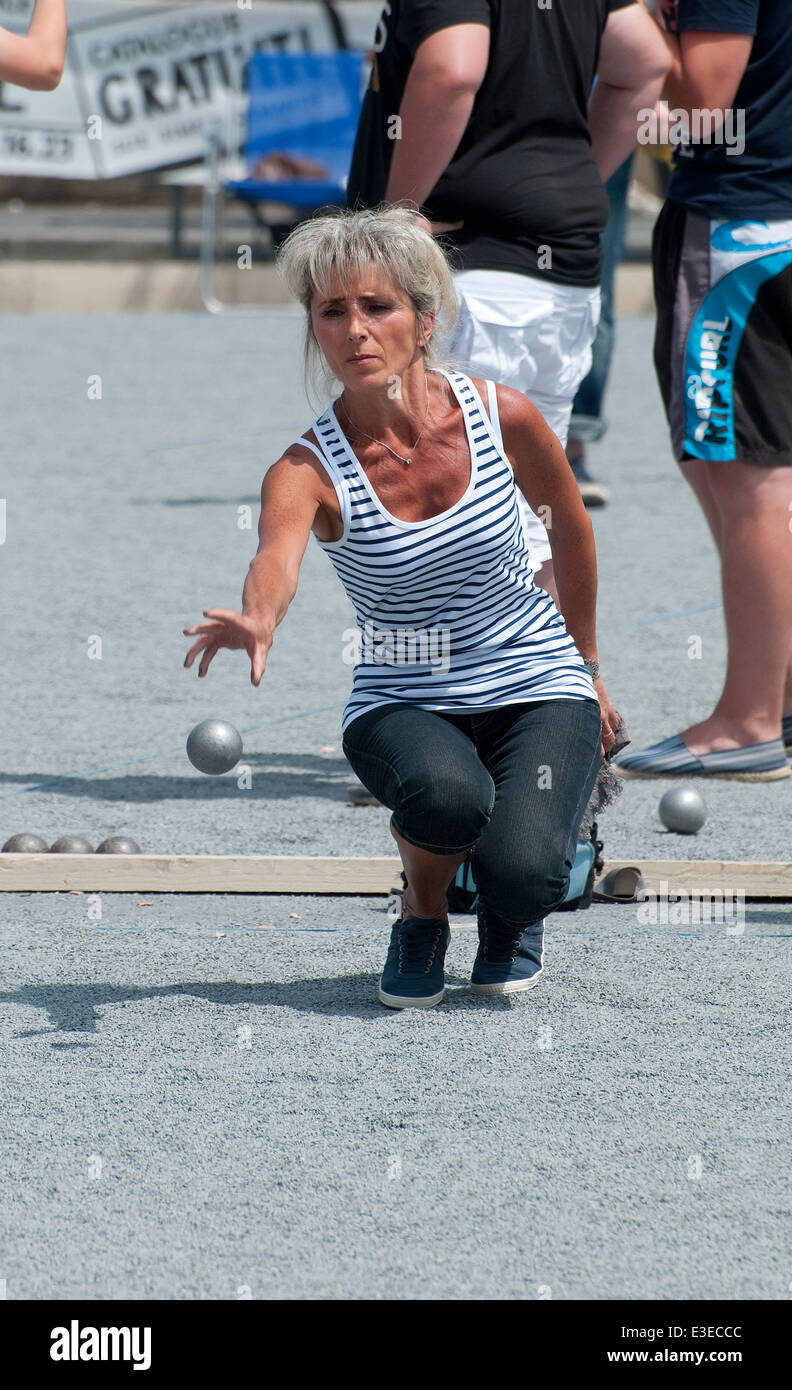 France women playing boule petanque hi-res stock photography and images ...