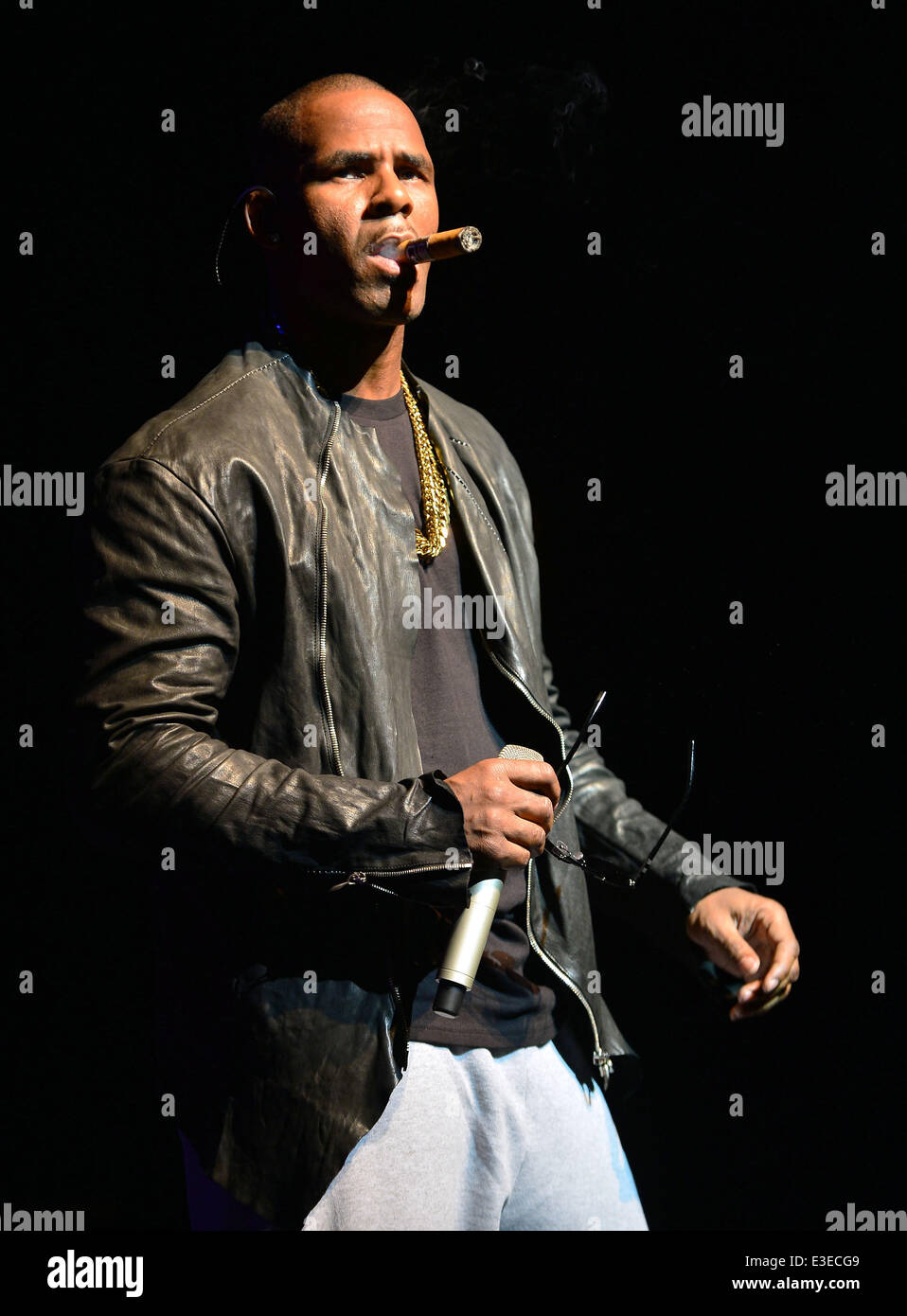 R. Kelly performs live at James L. Knight Center, with special guest ...