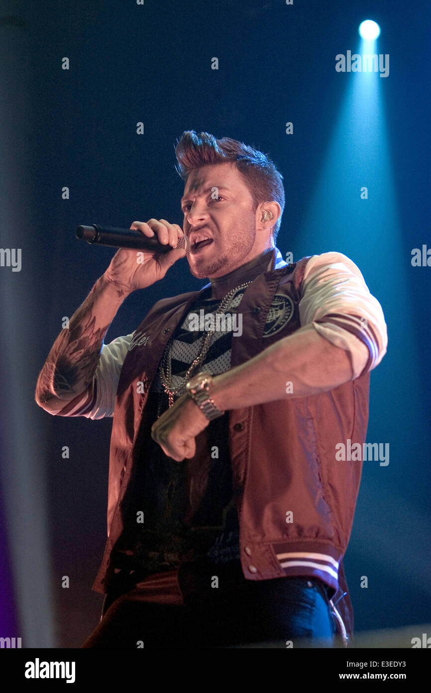 Blue singer duncan james hi-res stock photography and images - Alamy