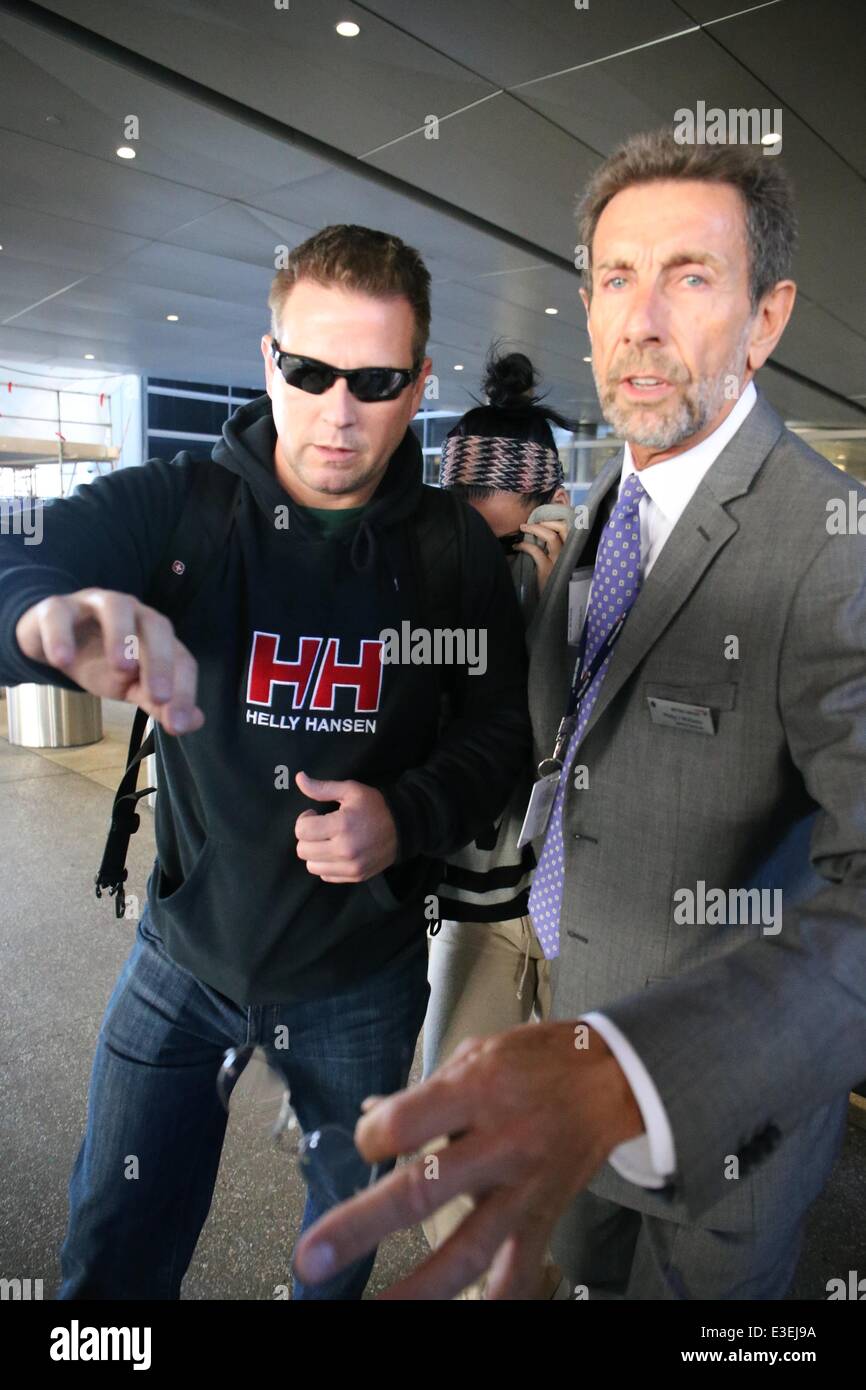 Katy Perry arrives at LAX hiding behind her bodyguard and an airline ...