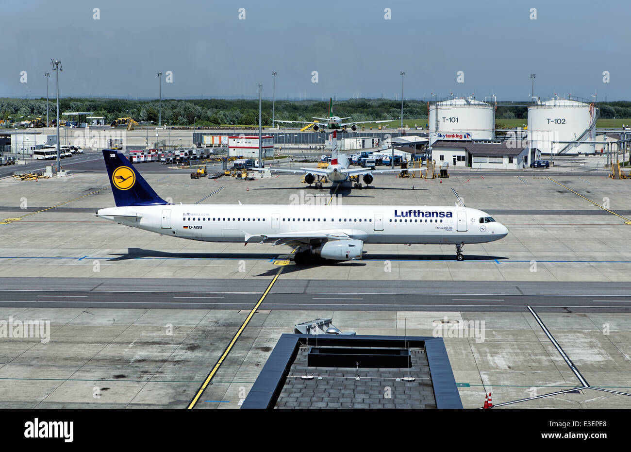 Airbus A321-200 of Lufthansa is ready for boarding in Vienna airport ...
