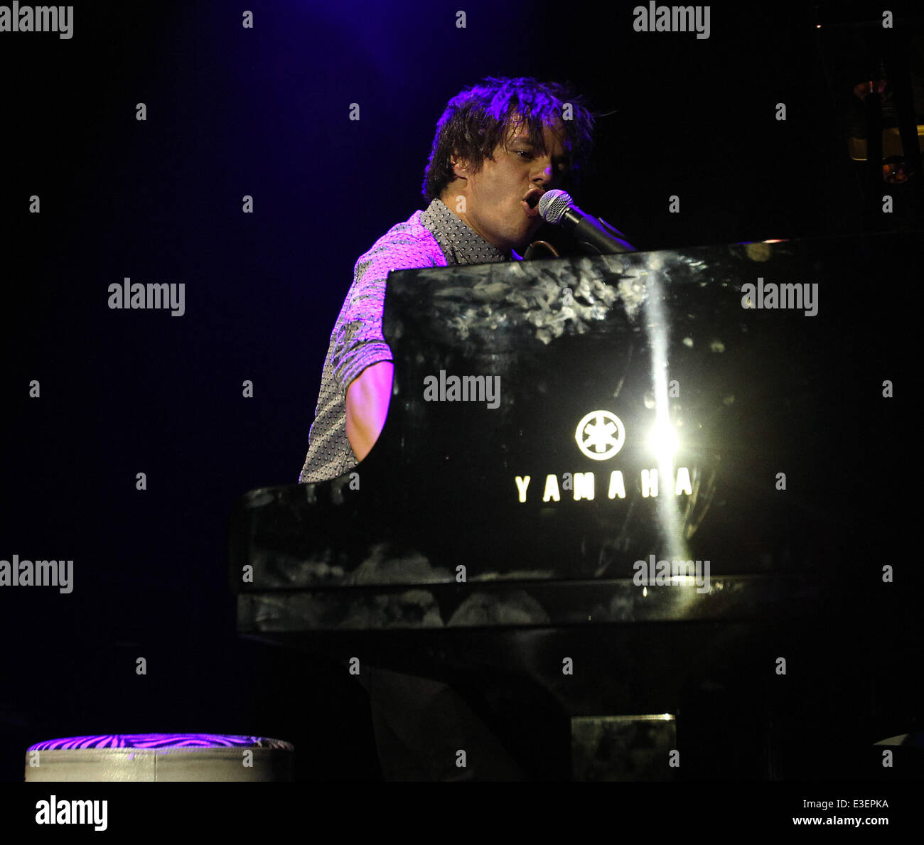 Jamie cullum live on stage hi-res stock photography and images - Alamy
