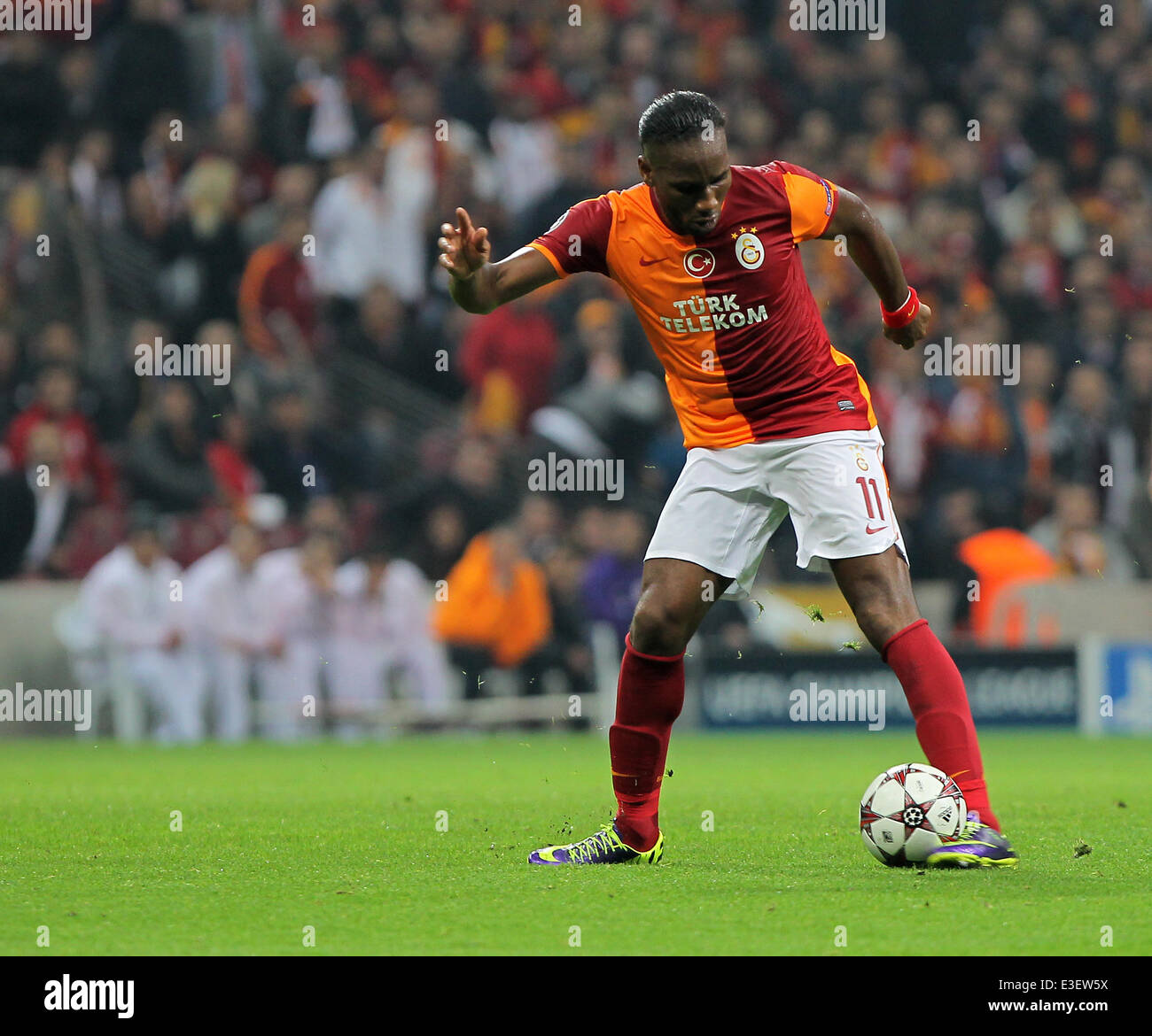 Didier drogba champions league goal hi-res stock photography and images ...