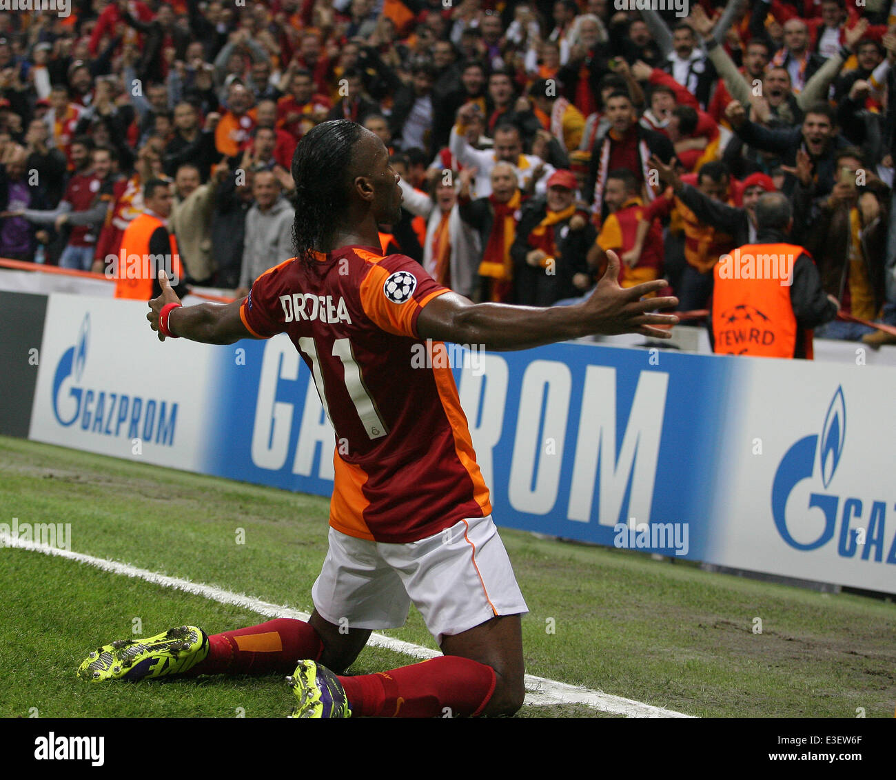 Didier drogba champions league goal hi-res stock photography and images ...