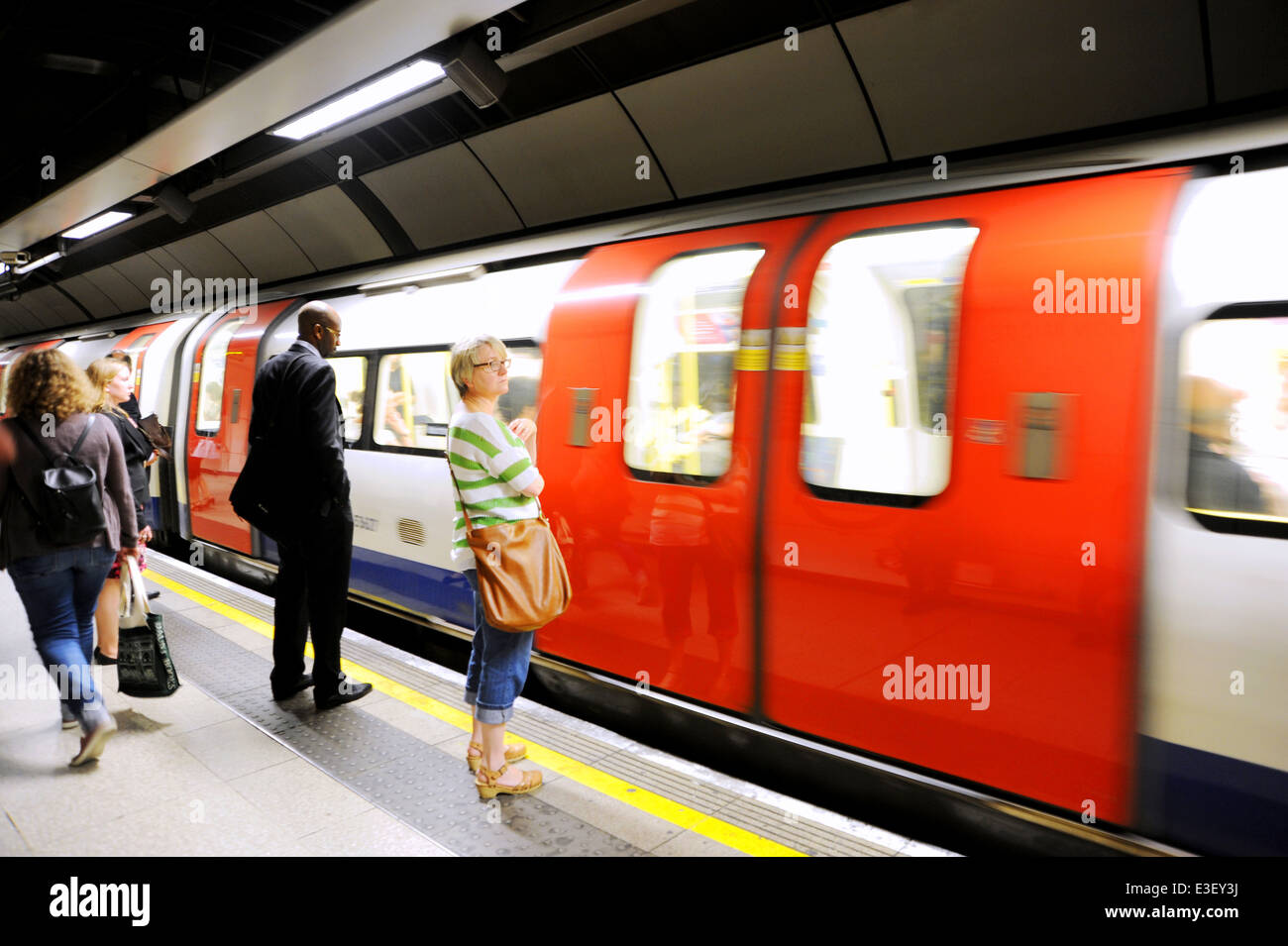 London bridge tube hi-res stock photography and images - Alamy