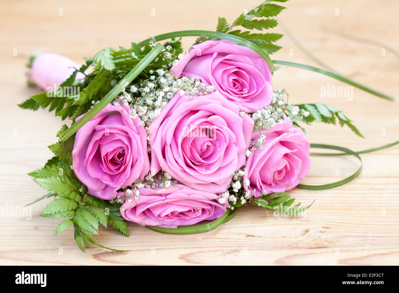 Wedding bouquet of pink roses Stock Photo - Alamy