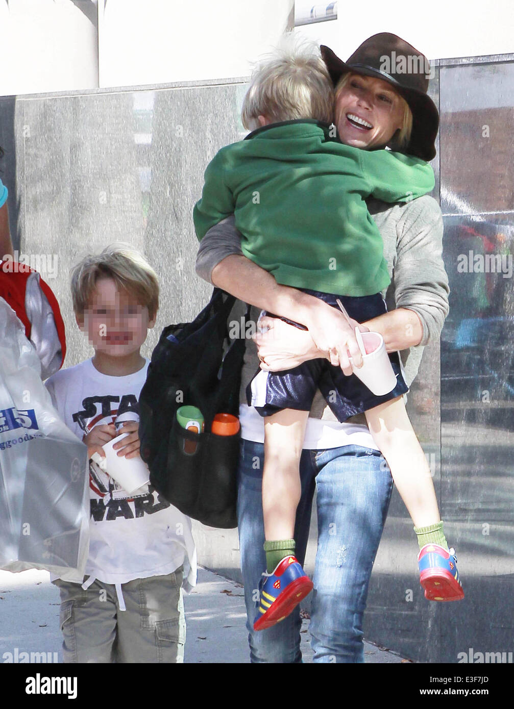 Julie Bowen Twin Julie Bowen Walks With Sons Oliver Hi Res Stock