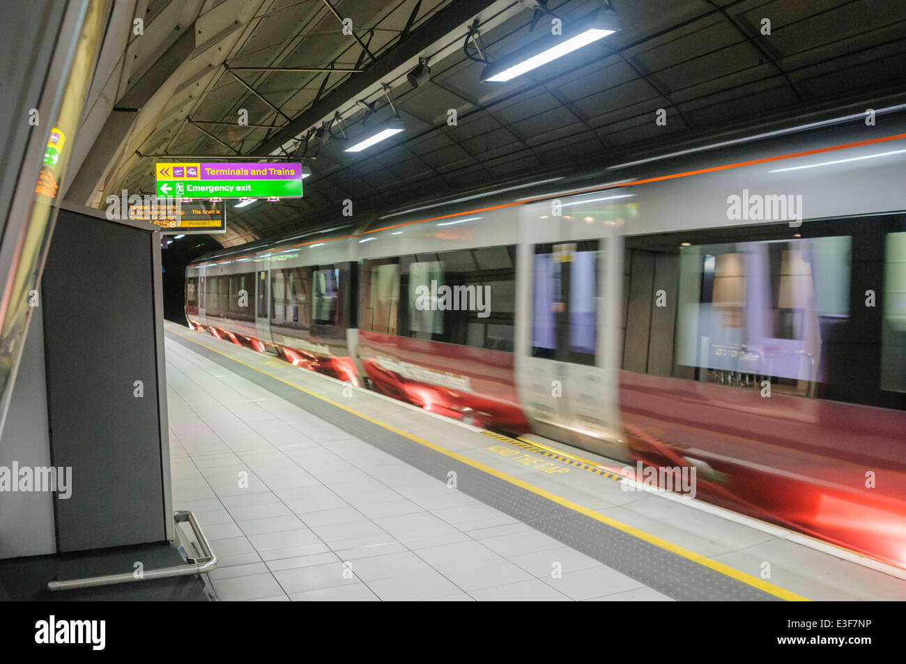 Heathrow Express coming into the station at Heathrow Stock Photo - Alamy