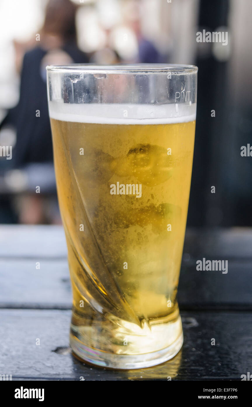 Pint of cider on an outside table at a pub Stock Photo - Alamy