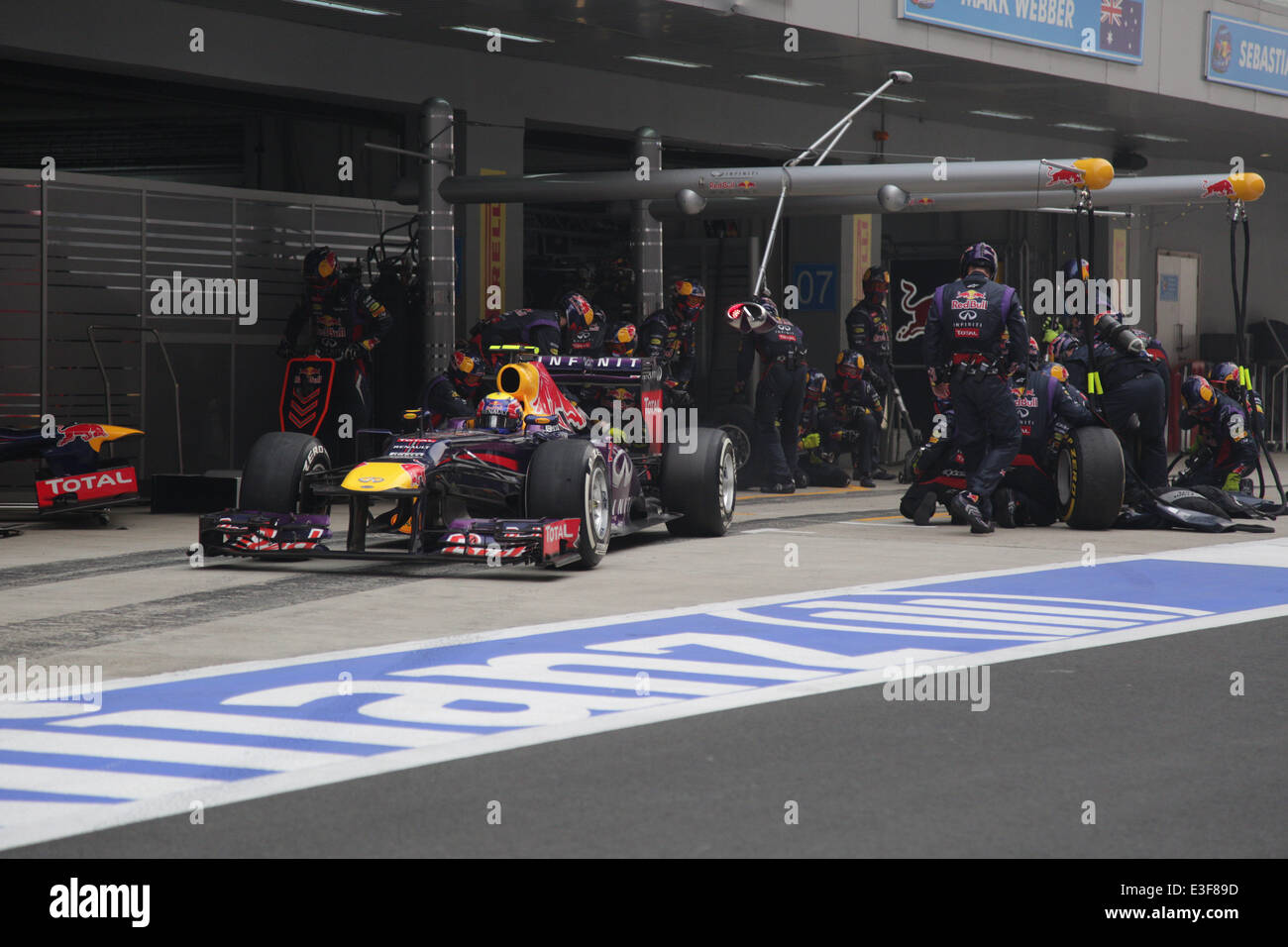 Red bull renault rb9 hi-res stock photography and images - Alamy