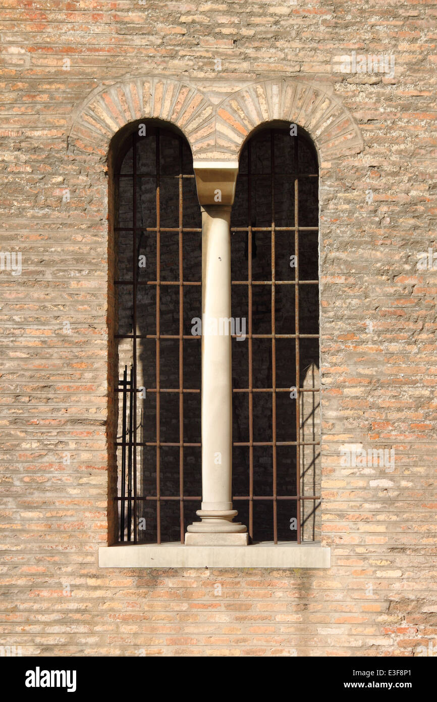 Medieval mullioned window hi-res stock photography and images - Alamy